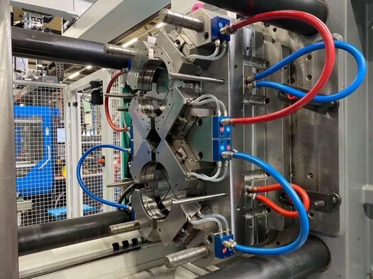 How Automotive Plastic Injection Molding Works | Machmaster