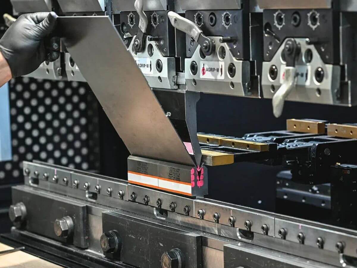 Pliage de tôles : étapes clés à connaître | Machmaster